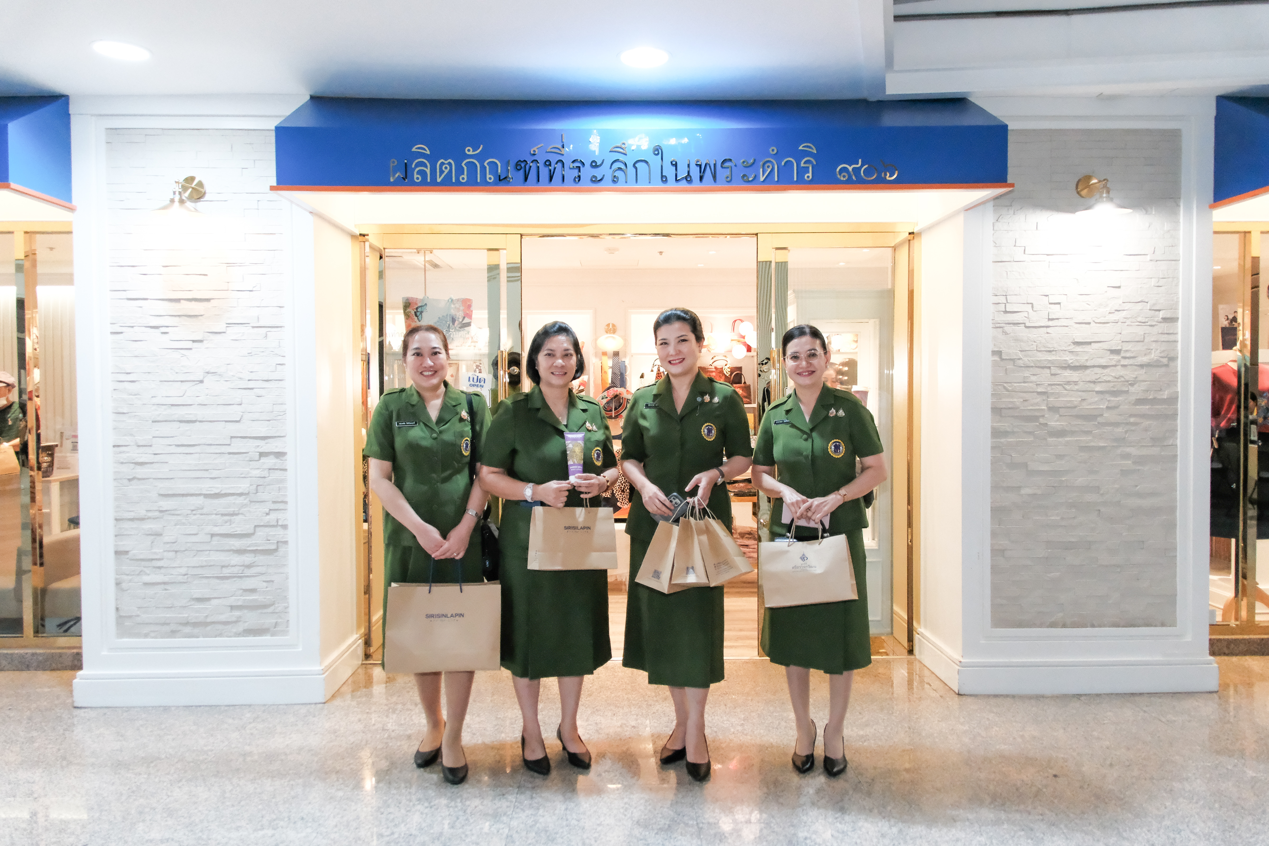 คุณพิชาภรณ์ วงศ์ศรี ประธานสมาคมแม่บ้านทหารบก สาขากรมข่าวทหารบกพร้อมด้วยคณะฯ ร่วมส่งมอบถุงผ้า ให้ ...