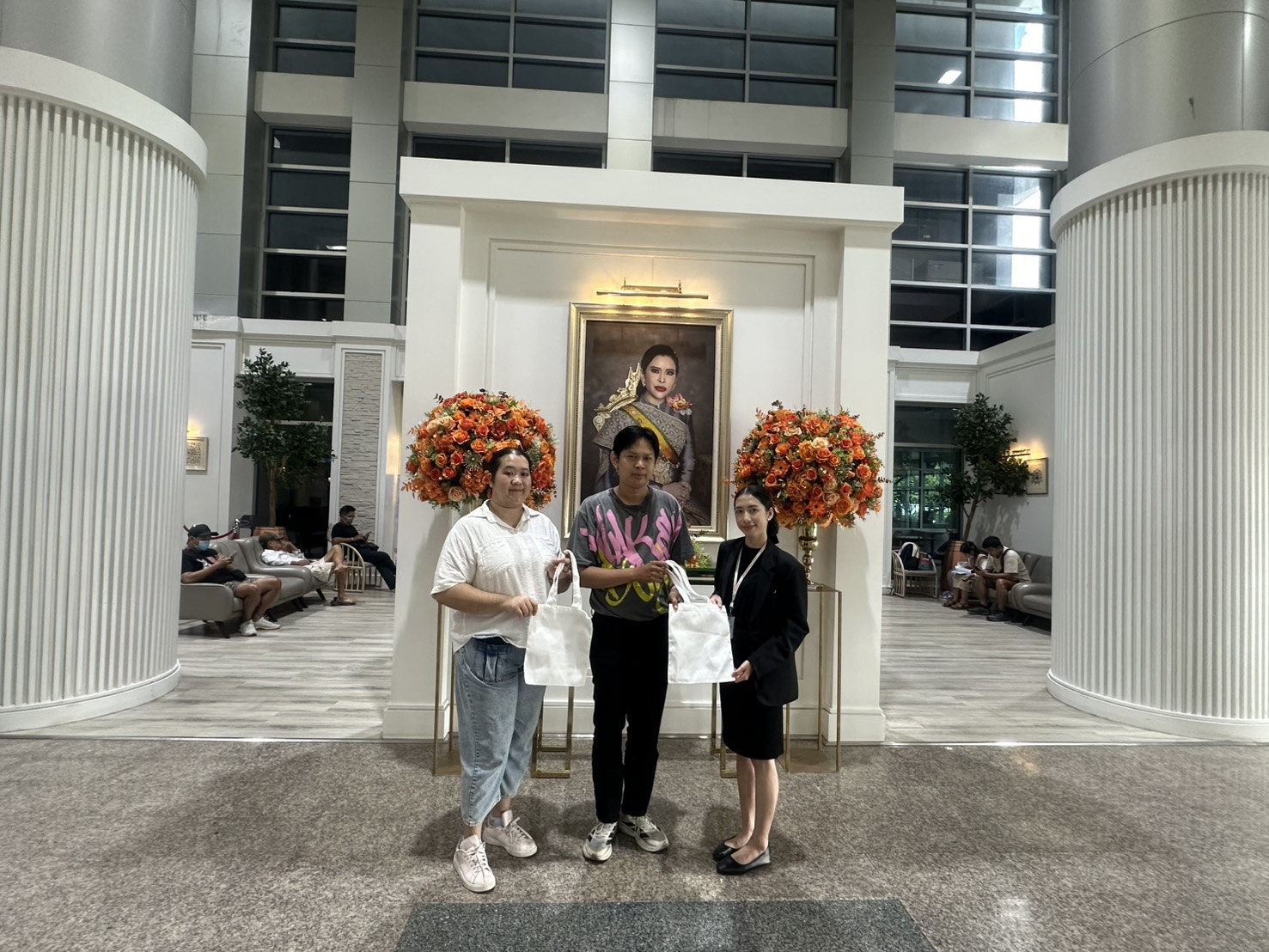 นักศึกษาจากมหาวิทยาลัยธุรกิจบัณฑิต ร่วมมอบถุงผ้า ให้กับโรงพยาบาลจุฬาภรณ์ เพื่อแบ่งปันให้ผู้ป่วย ...